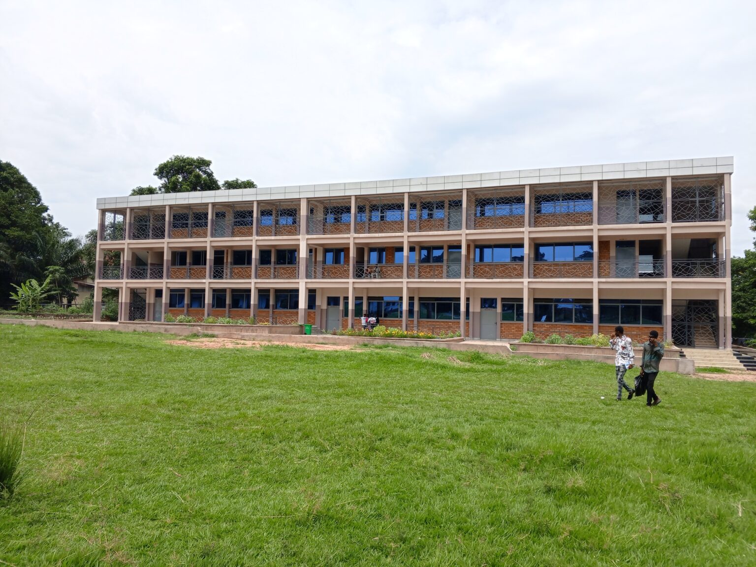 RD Congo : Le nouveau bâtiment de l’Université de Kikwit alimente ...